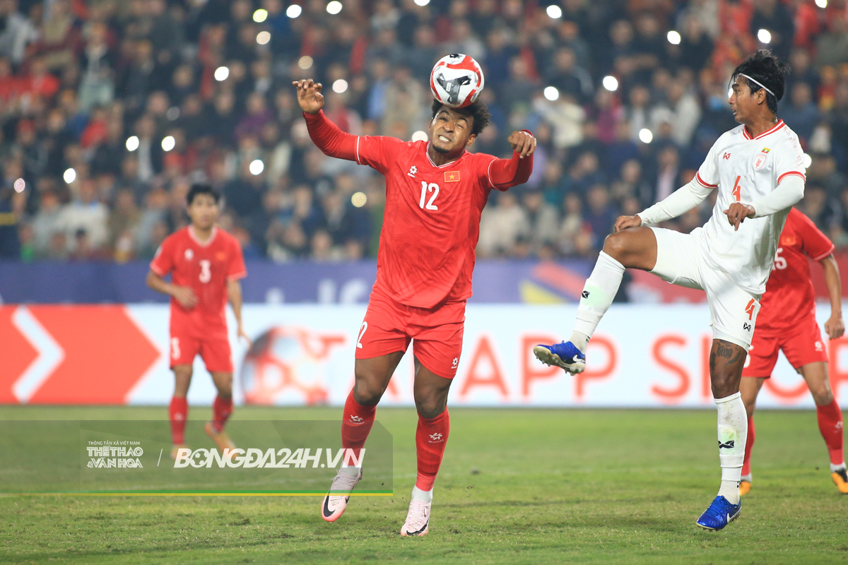 Trung vệ ĐT Myanmar Soe Moe Kyaw phản pháo Xuân Son