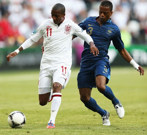 Patrice Evra: ĐT Anh đá như ... Chelsea