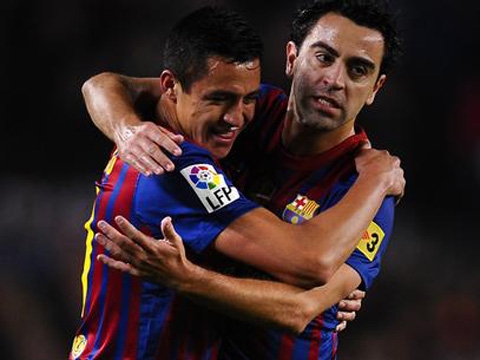 Tata cho Xavi, Alexis ngồi chơi xơi nước
