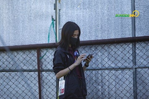 Hot girl Jantima Saeear bịt khẩu trang né tránh truyền thông