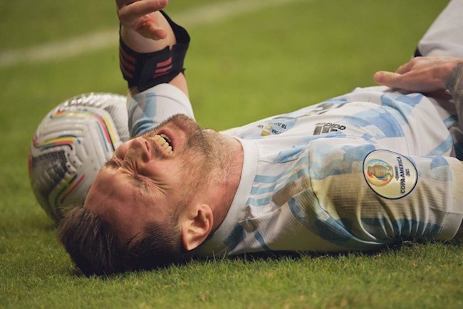 Xót xa với hình ảnh tiền đạo Lionel Messi ở trận đấu với Uruguay