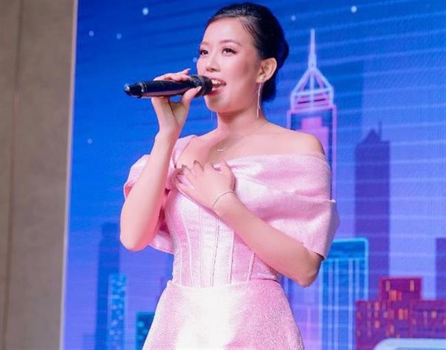 Nguyễn Thị Thu Phương - cô ca sĩ 9x xinh đẹp, giỏi giang với khát