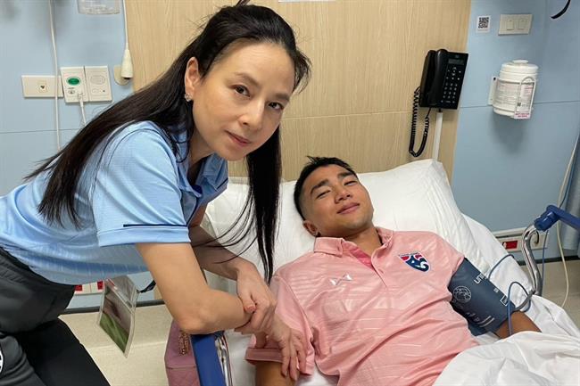 Madam Pang vào viện thăm Messi Thái Chanathip chấn thương