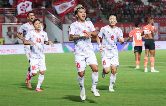 Martin Lo ghi bàn cho CLB Hải Phòng trước Hougang