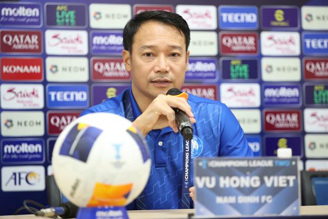 HLV Vũ Hồng Việt tự tin vào cửa đi tiếp của Nam Định FC