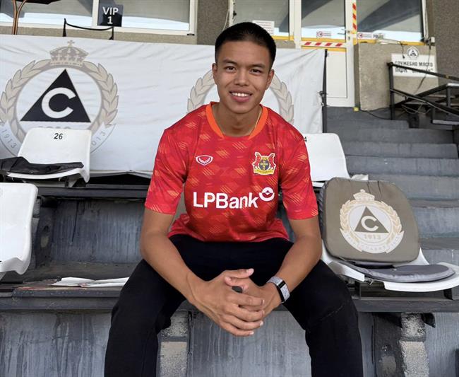 Chung Nguyen Do nhận lời động viên từ HLV Ninh Bình FC